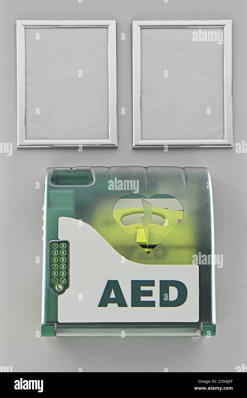 Aed defibrillator in the box at wall Stock Photo - Alamy