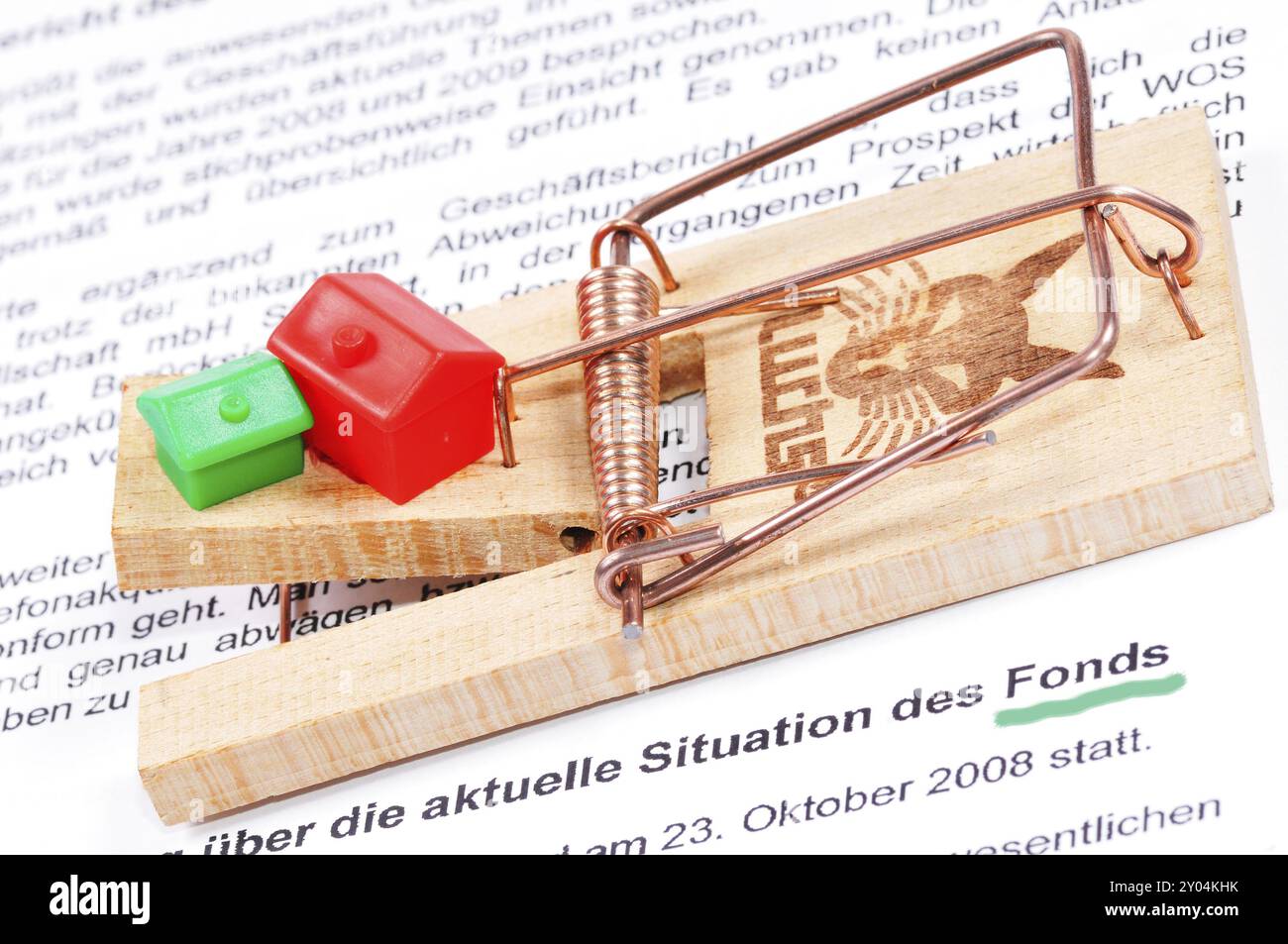 Mausefalle als Symbol. Mousetrap with worldwide as a symbol on a white ...