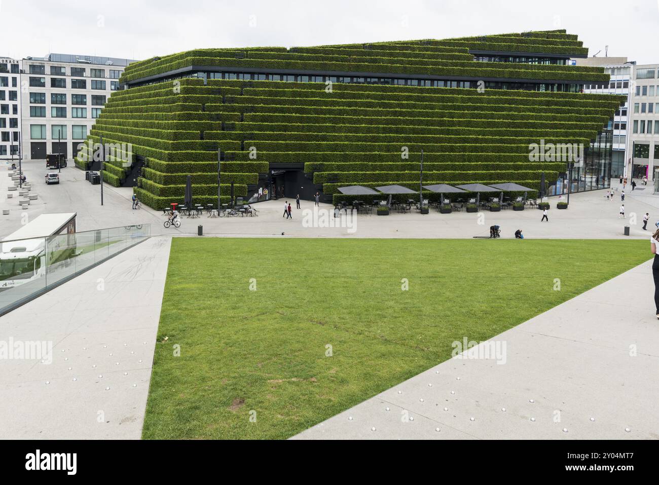 Koe-Bogen II office and commercial building, facade planted with ...