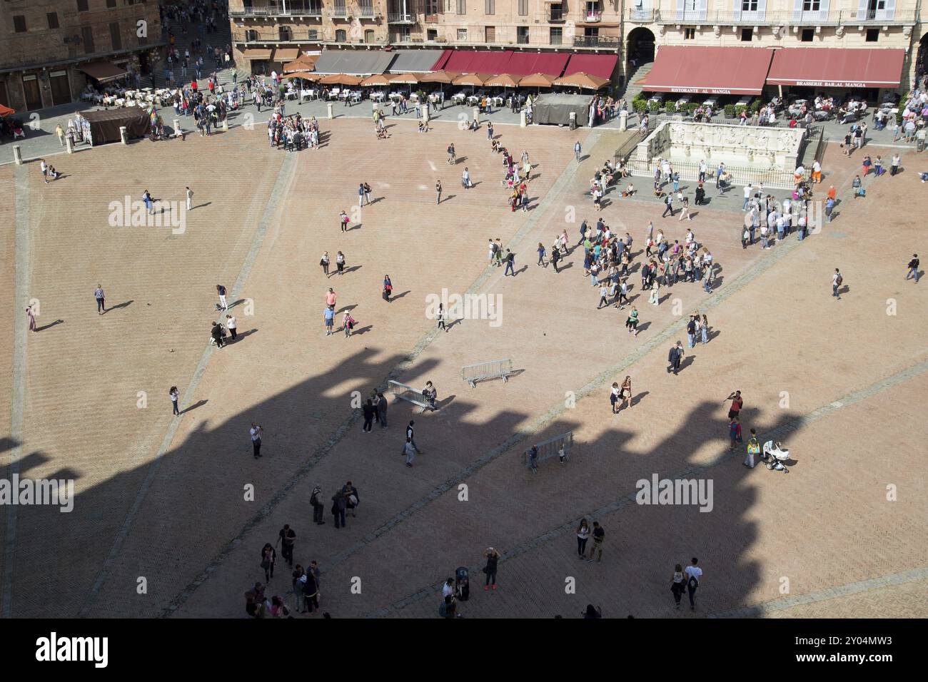 Piazza del Campo, tourists, Fountain Gaia, hotels, restaurants, guests ...
