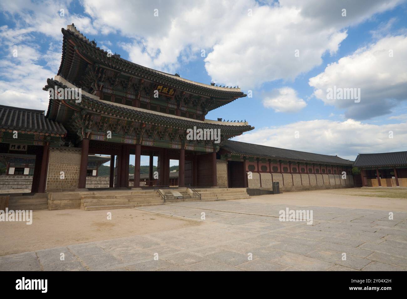 The beautiful third inner gate, Geunjeongmun, to Gyeongbokgung palace ...
