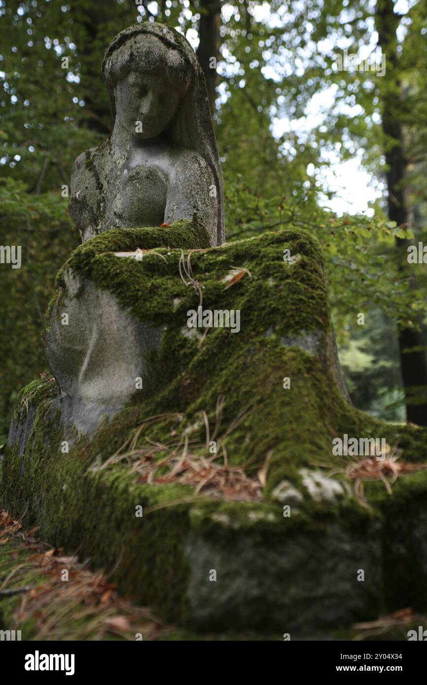 Reclining statue of a woman on an old grave Stock Photo - Alamy