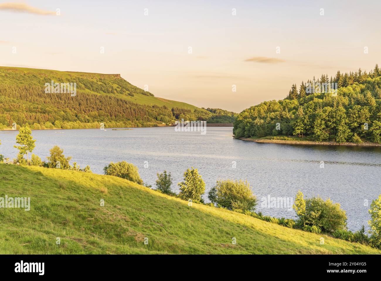 Evening light over the Peak District at the Ladybower Reservoir near ...
