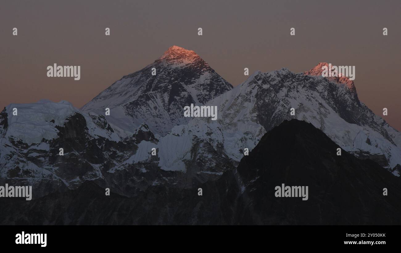 Sunset over everest mountain hi-res stock photography and images - Alamy