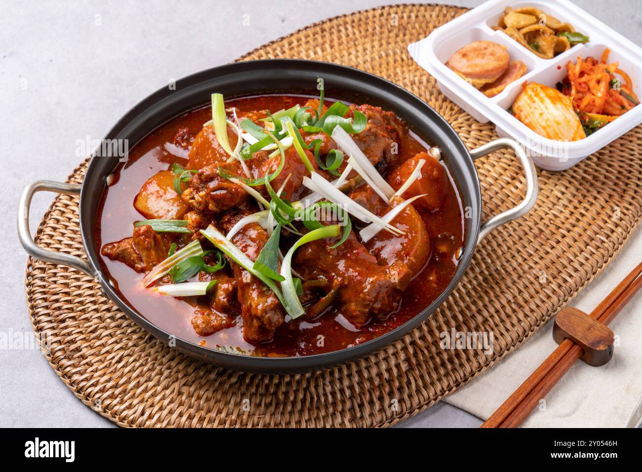 Korean food, pork back ribs, steamed pork back ribs, spicy, stir-fried ...