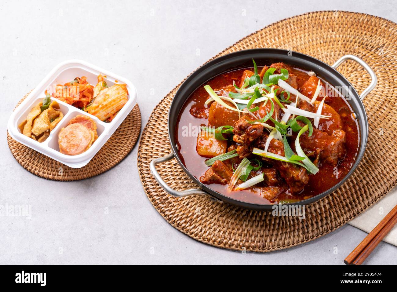 Korean food, pork back ribs, steamed pork back ribs, spicy, stir-fried ...