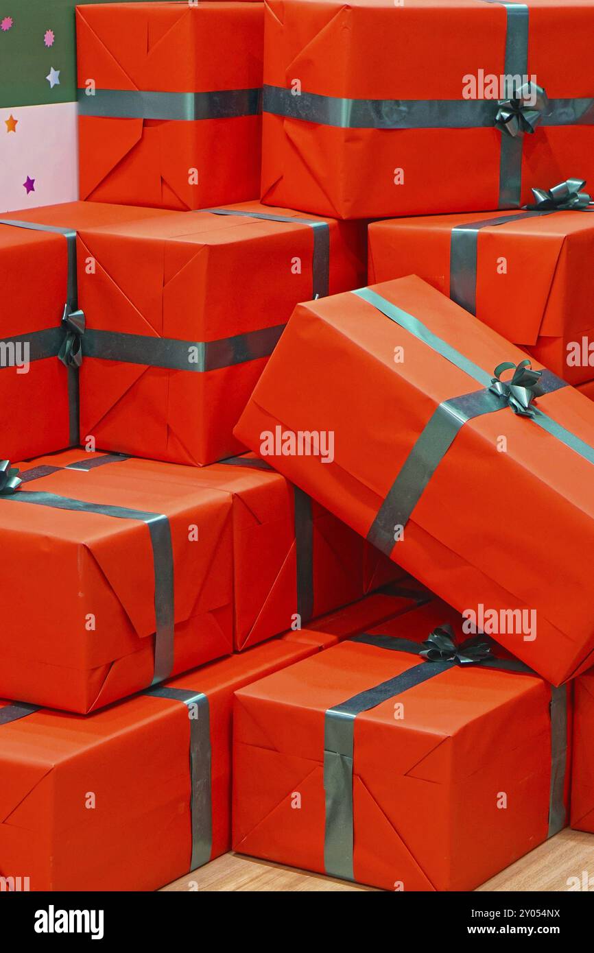 Wrapped gifts piled up hi-res stock photography and images - Alamy