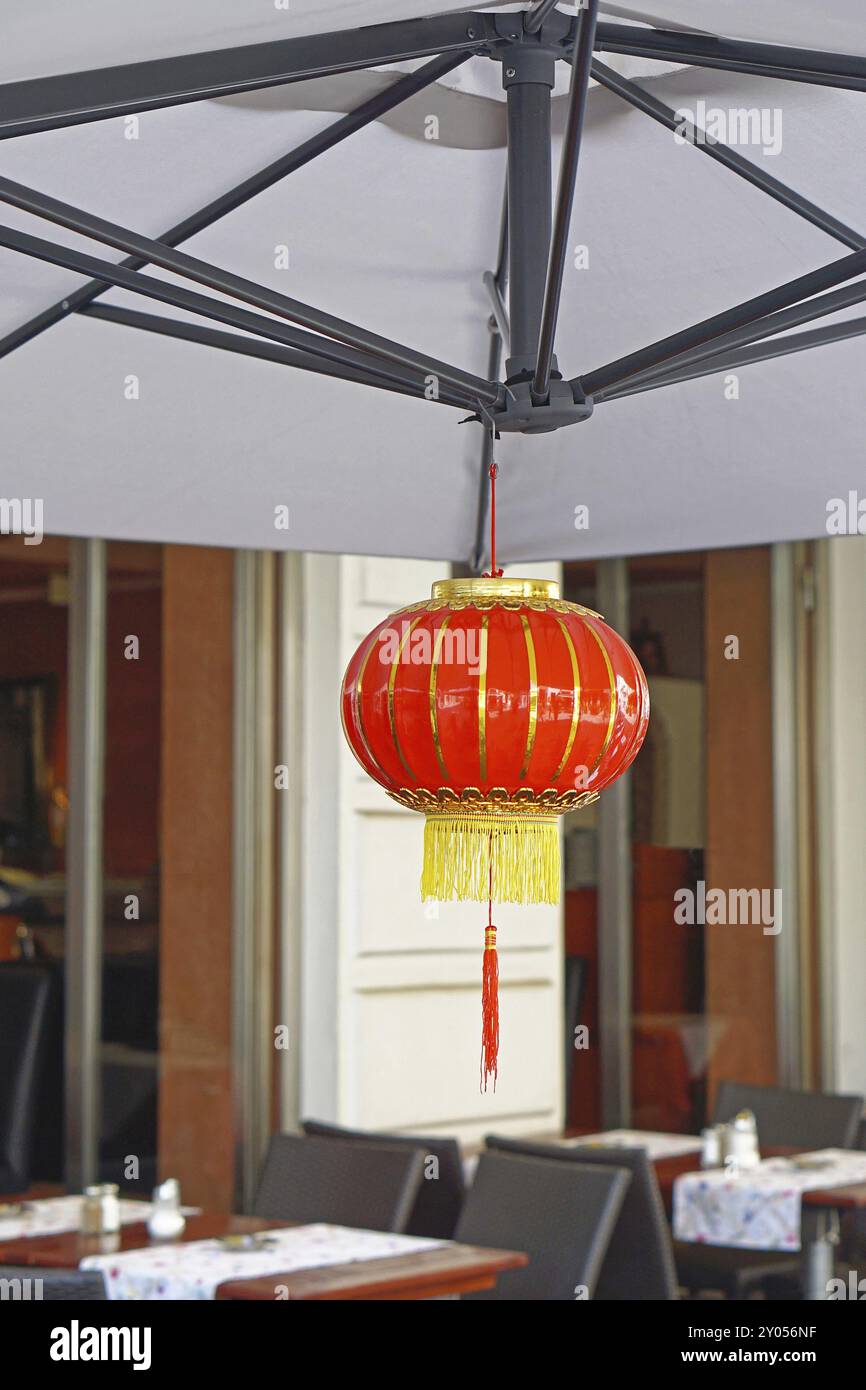 Traditional red chinese lantern in oriental restaurant Stock Photo - Alamy