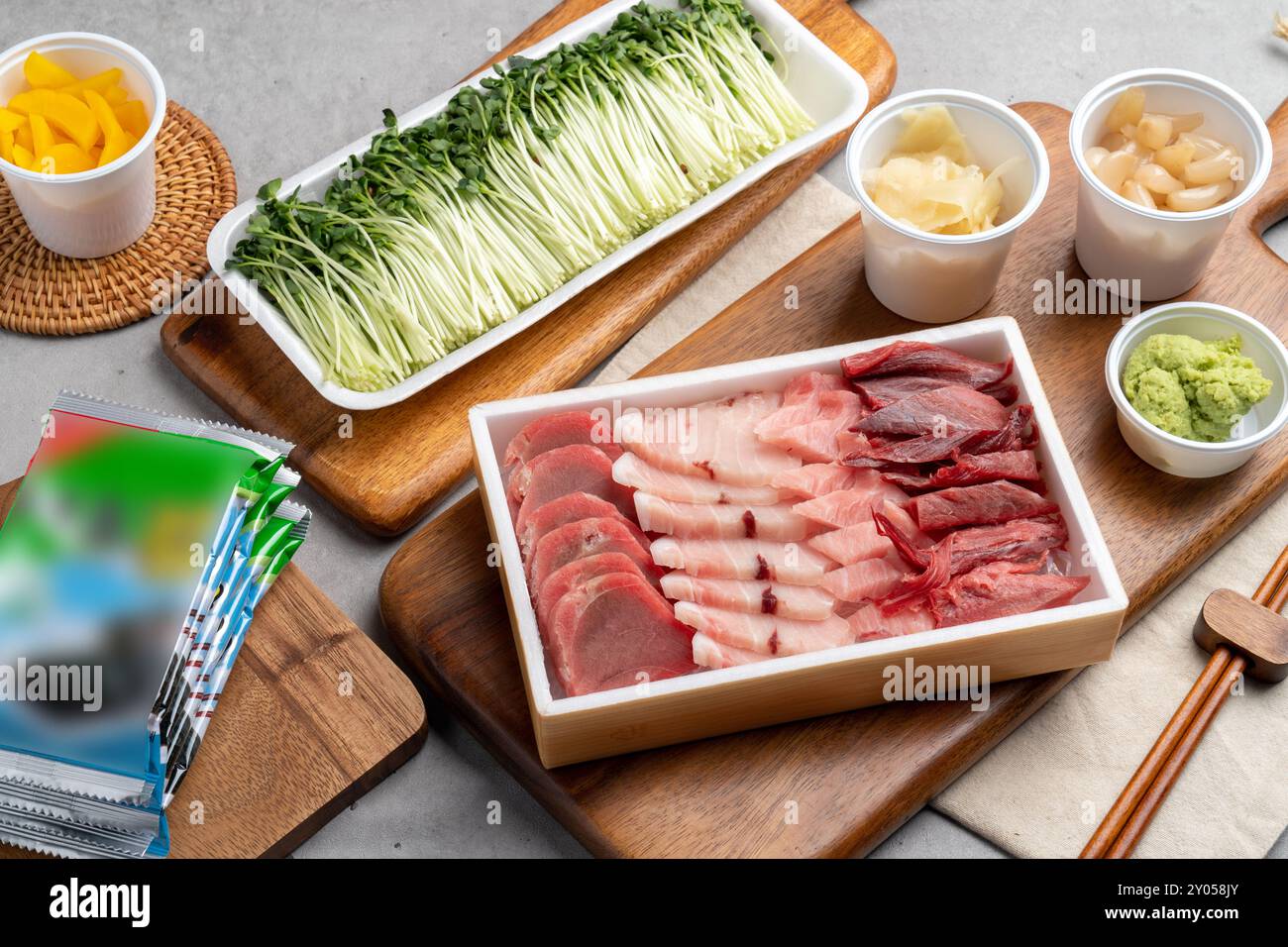 Japanese food, tuna, fish, sashimi, belly fat, radish sprouts, wasabi ...