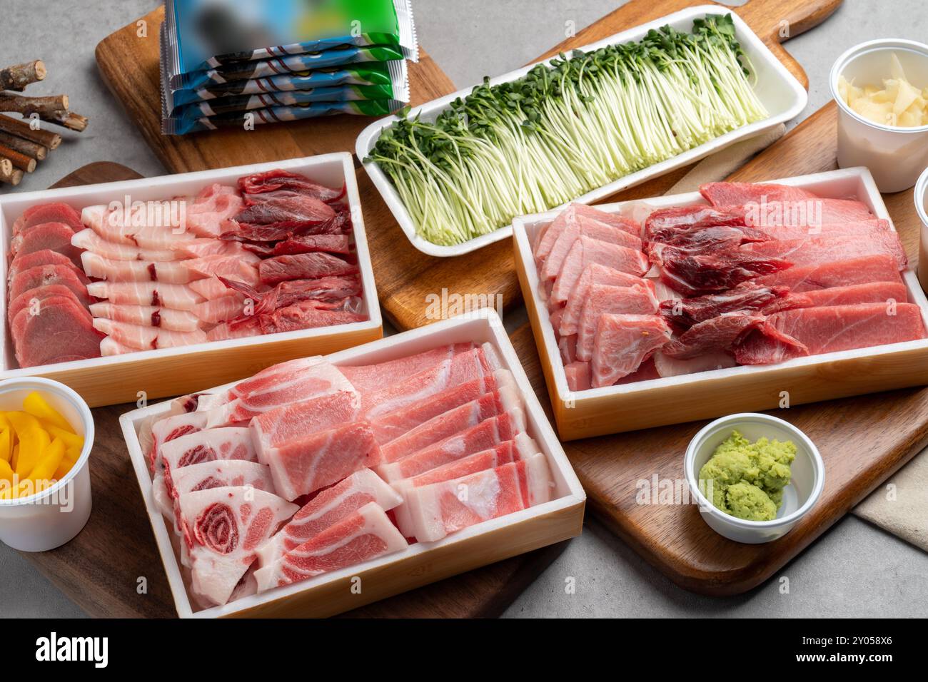 Japanese food, tuna, fish, sashimi, belly fat, radish sprouts, wasabi ...