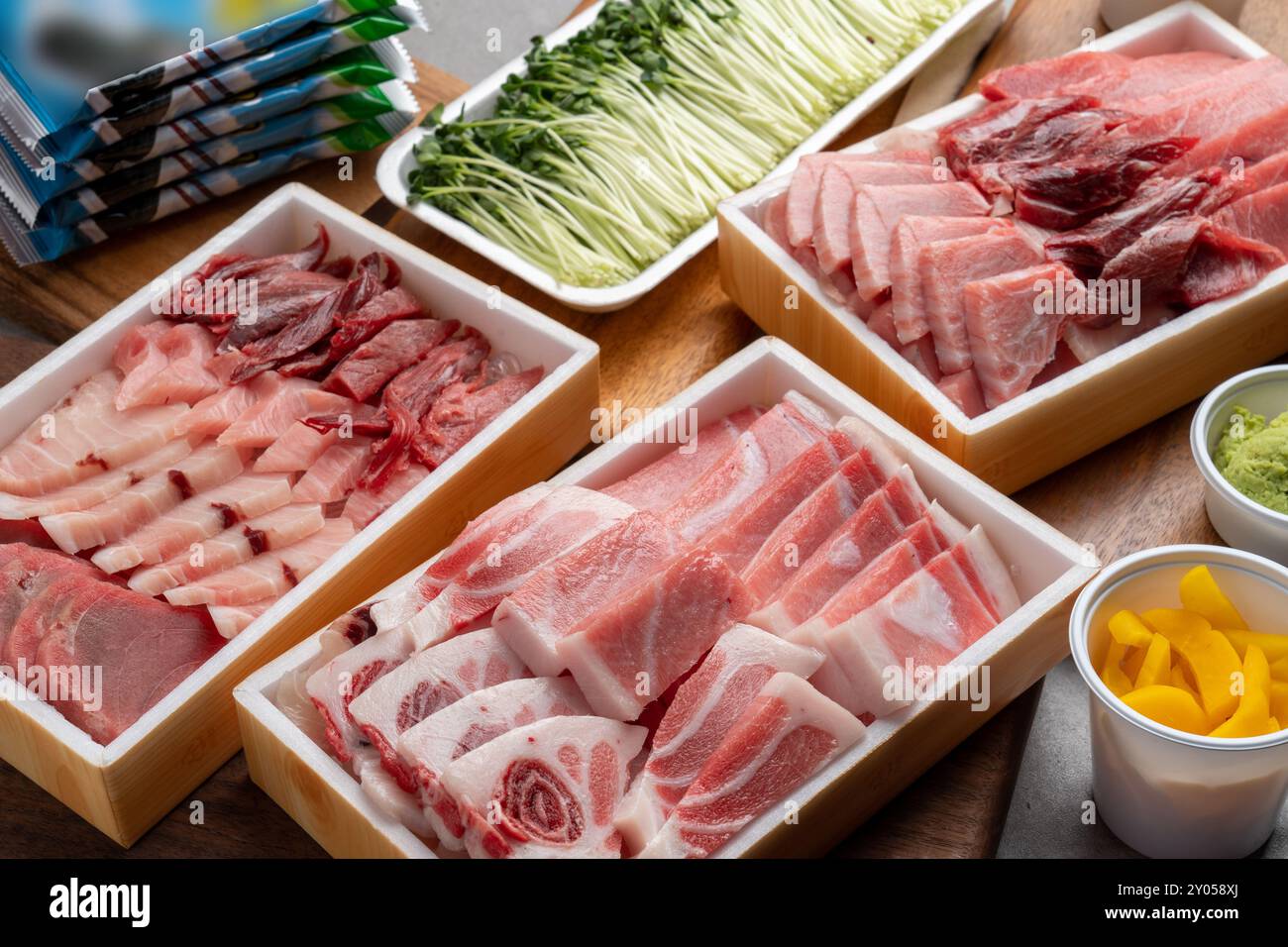 Japanese food, tuna, fish, sashimi, belly fat, radish sprouts, wasabi ...