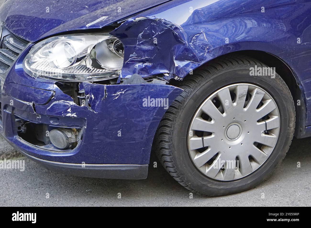 Damaged car after front hi-res stock photography and images - Alamy