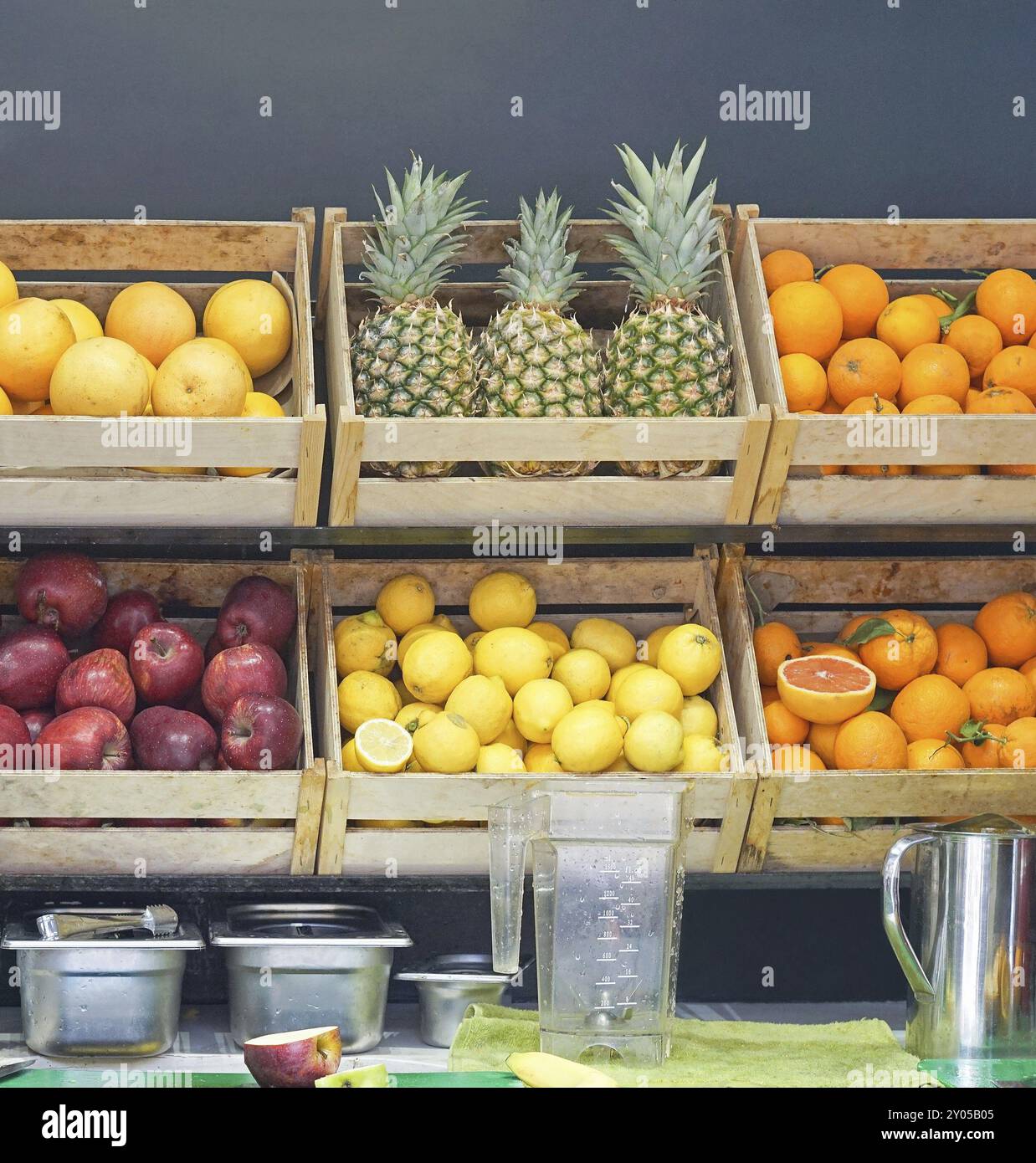 Fresh fruits in crates hi-res stock photography and images - Alamy