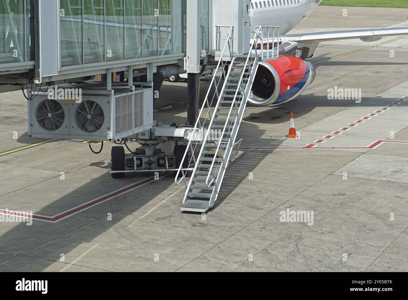 Skybridge passenger boarding bridge at airport Stock Photo - Alamy