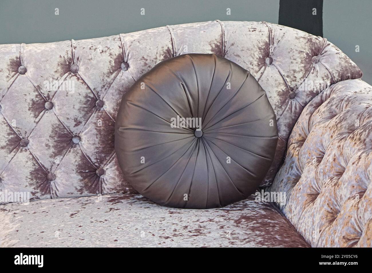 Round sofas hi-res stock photography and images - Alamy