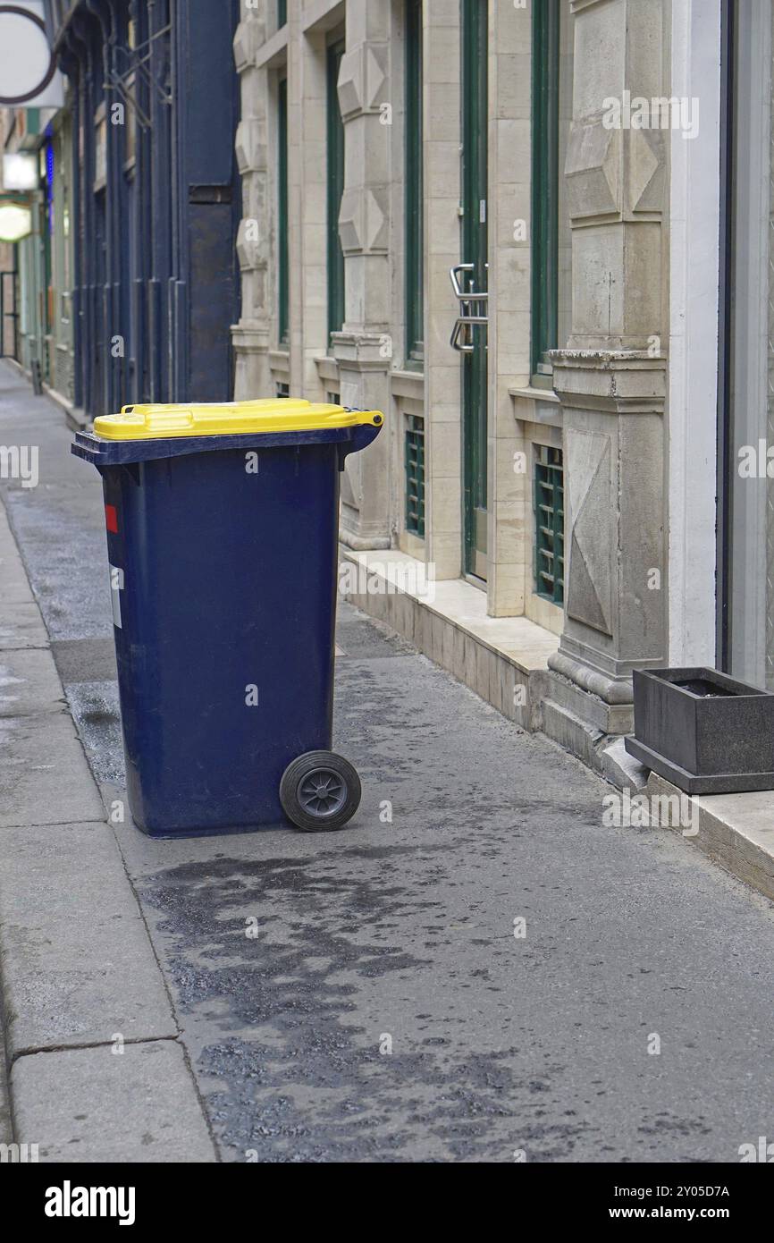Dustbin lids hi-res stock photography and images - Alamy