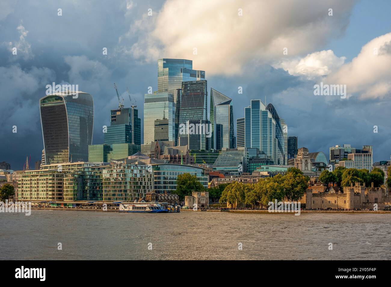 Clouds over the city of london hi-res stock photography and images - Alamy