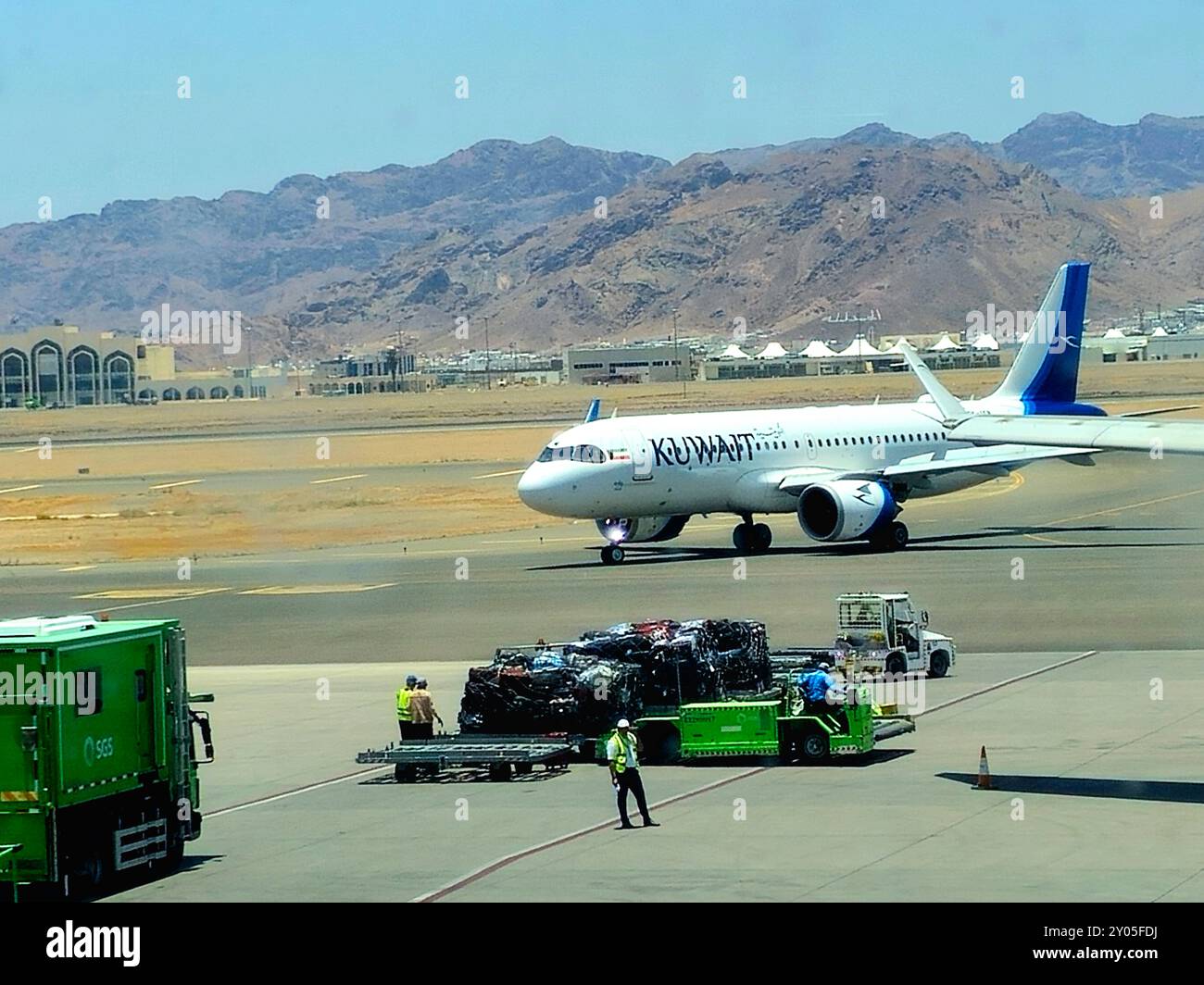 Kuwait airways plane hi-res stock photography and images - Alamy