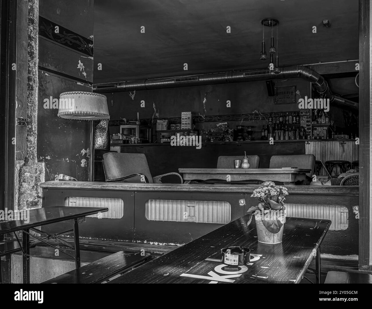 Black and white photograph, view into a bar at the Schlesisches Tor in ...