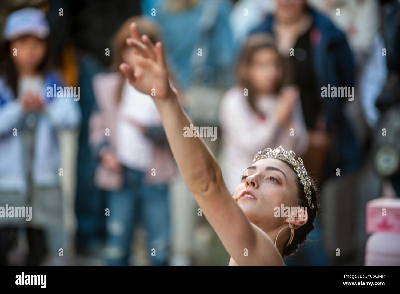 Bianca Carnovale known as Ballet Busker performing at Edinburgh Fringe ...