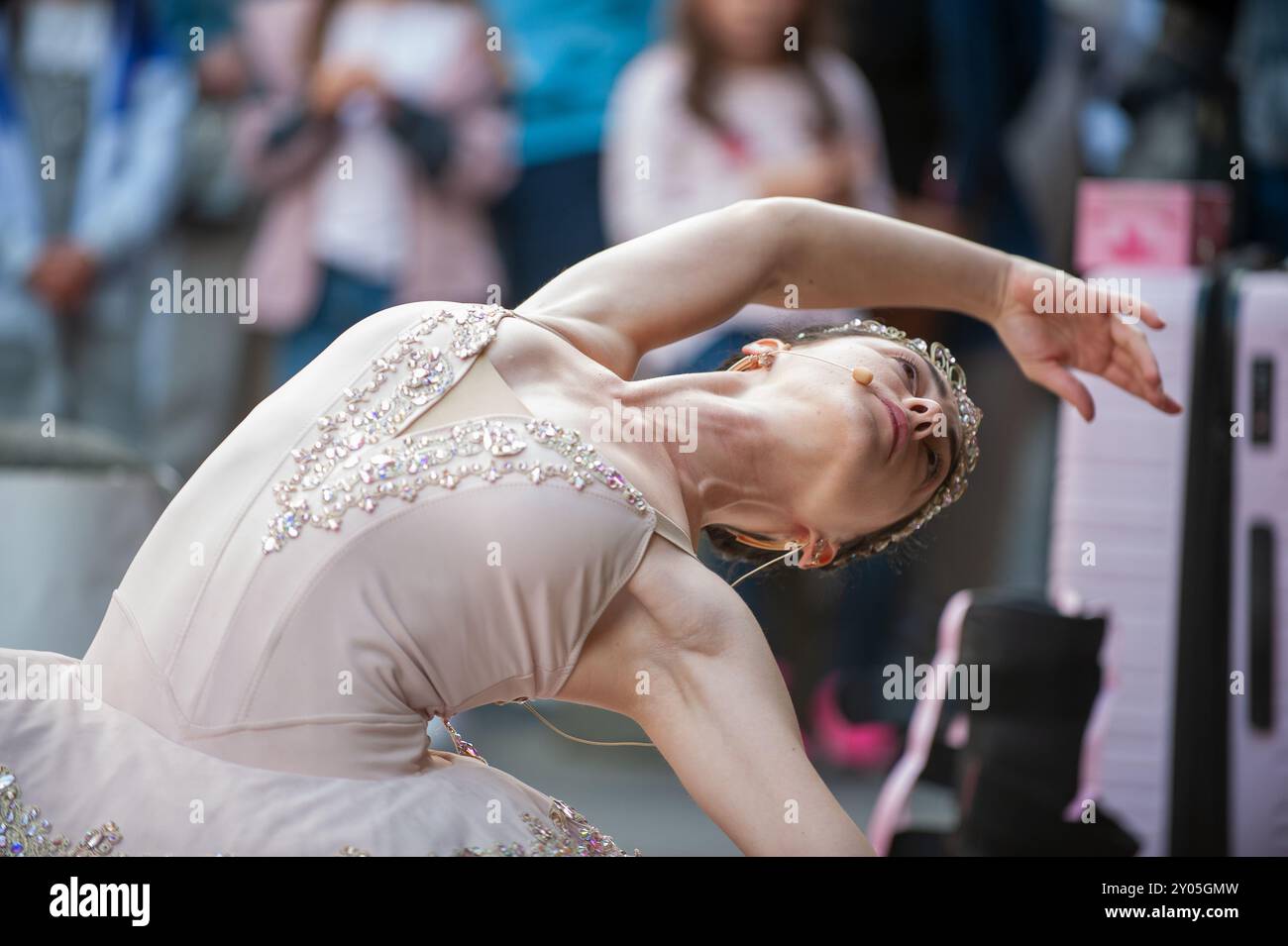Bianca Carnovale known as Ballet Busker performing at Edinburgh Fringe ...