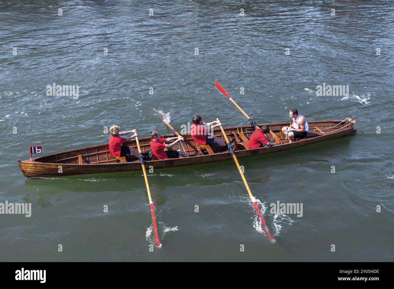 Five people in rowing boat hi-res stock photography and images - Alamy