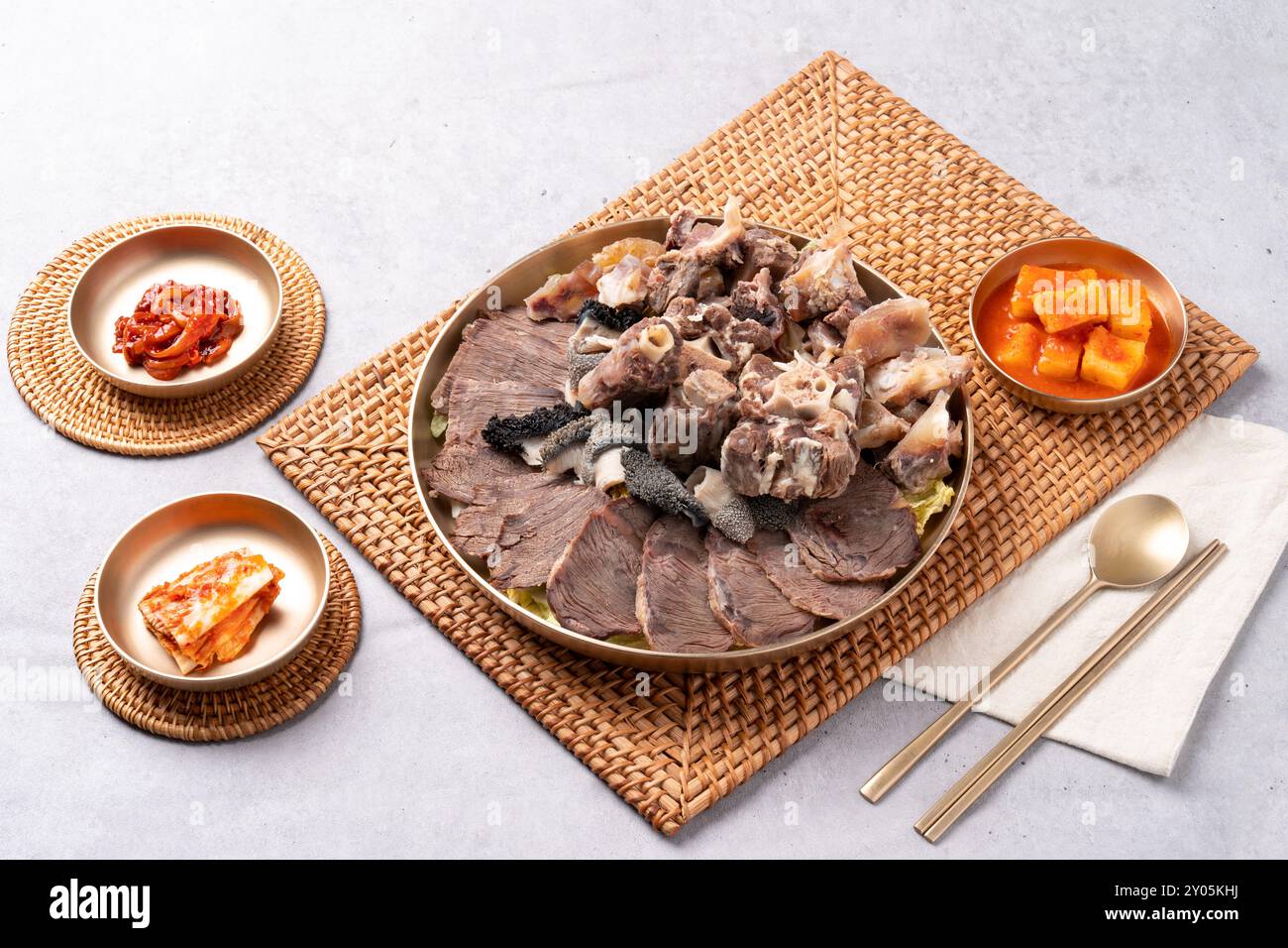 Korean food, Korean beef, gomtang, beef camouflage, crucible soup ...