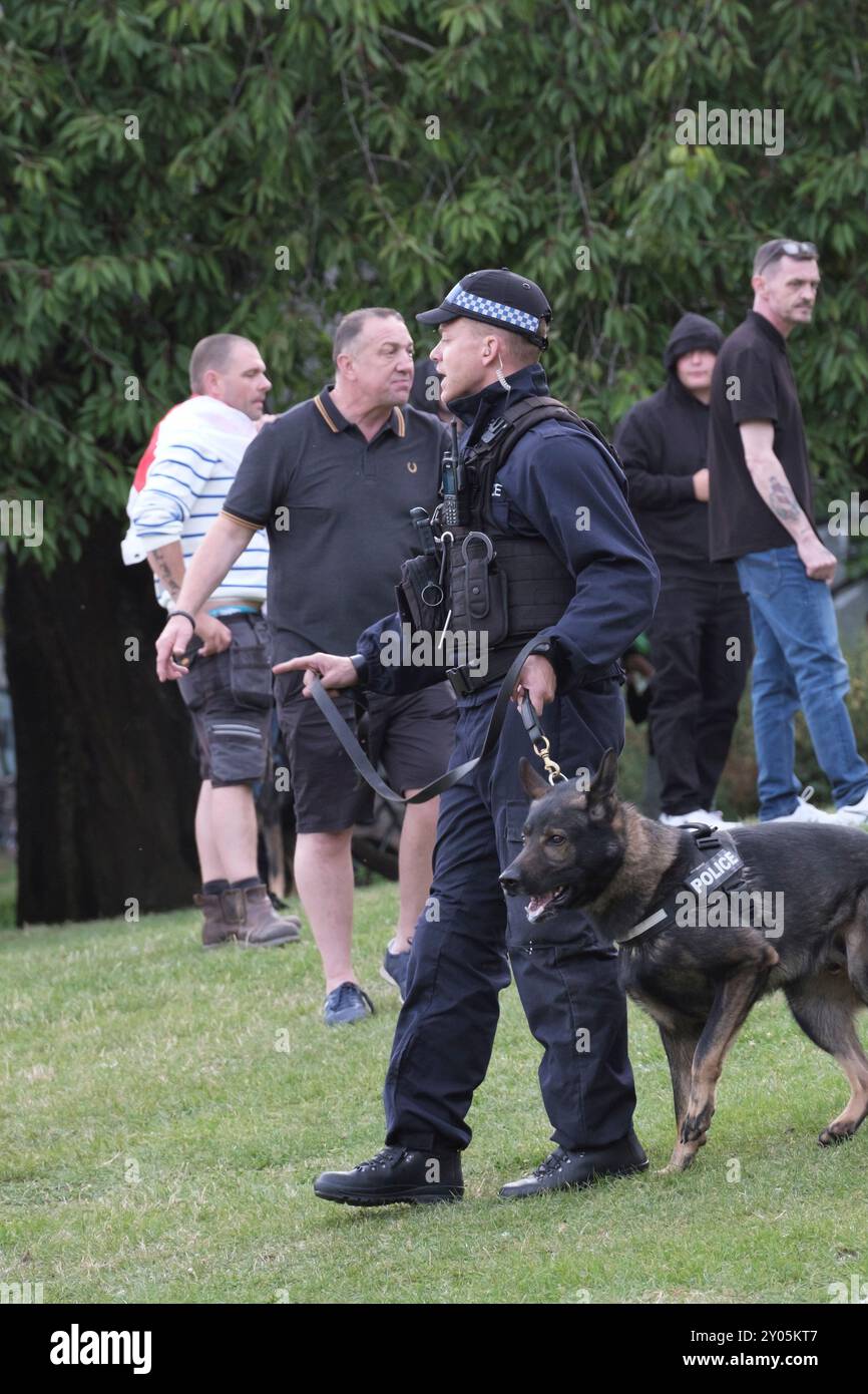 Conflict betwwen EDL Stop the boats protestors and Police. A large ...