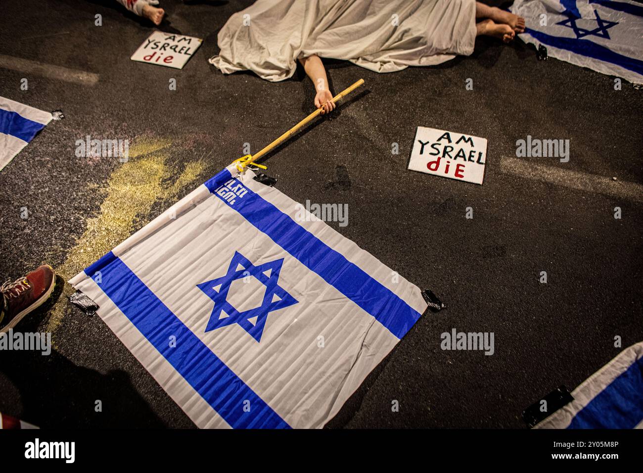 White sheet covered bodies hi-res stock photography and images - Alamy