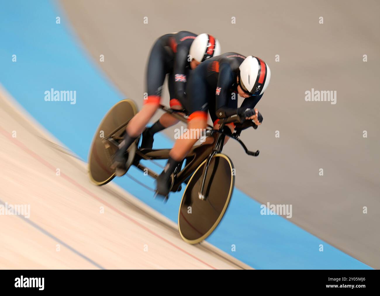 Great Britain's Elizabeth Jordan and pilot Dannielle Khan during the ...