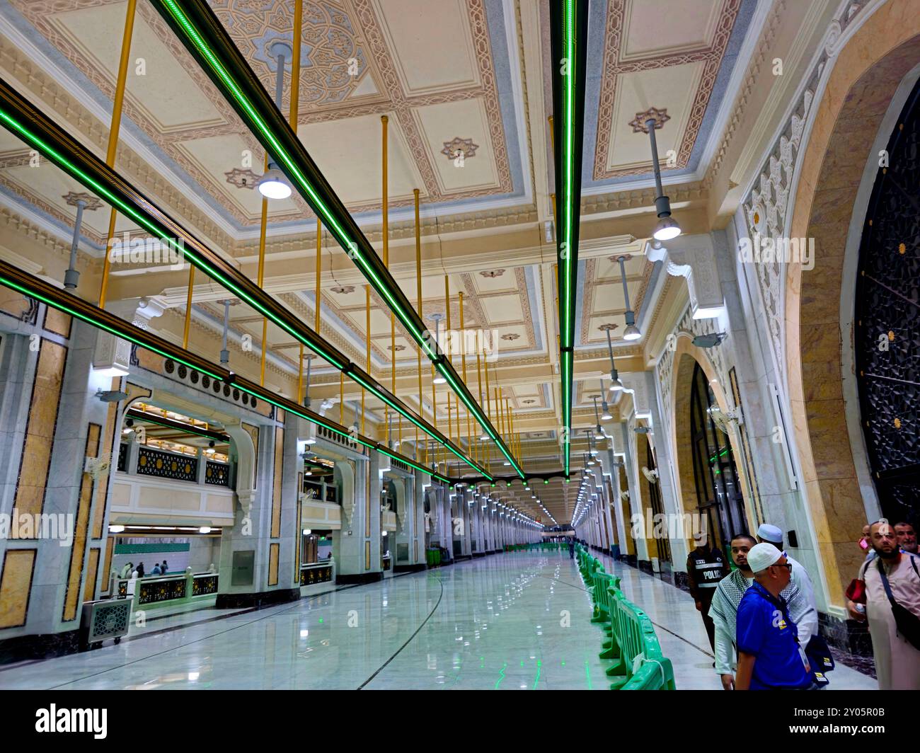 Mecca, Saudi Arabia, June 4 2024: Muslims travel back and forth between ...