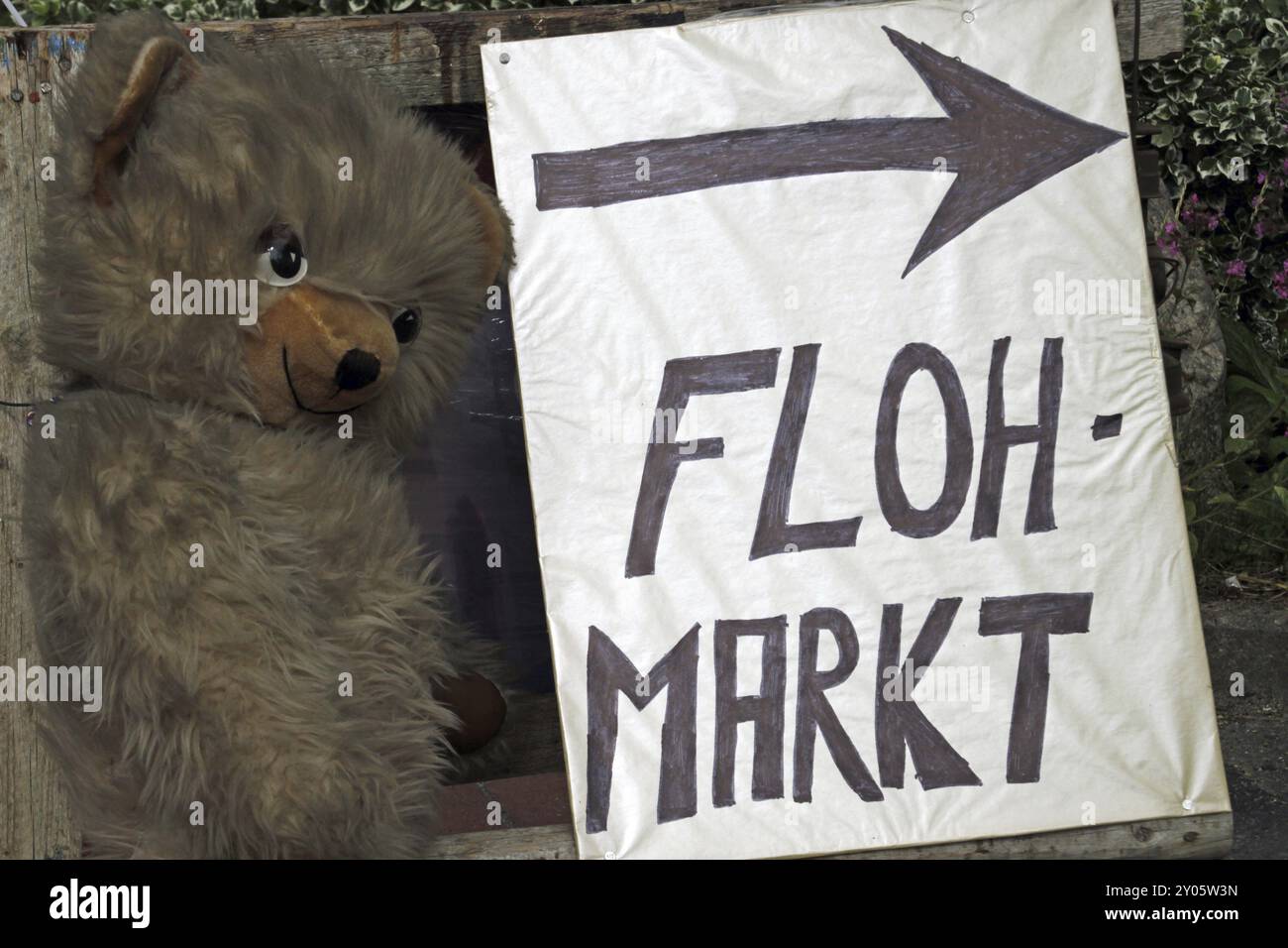 Flea market sign Stock Photo - Alamy