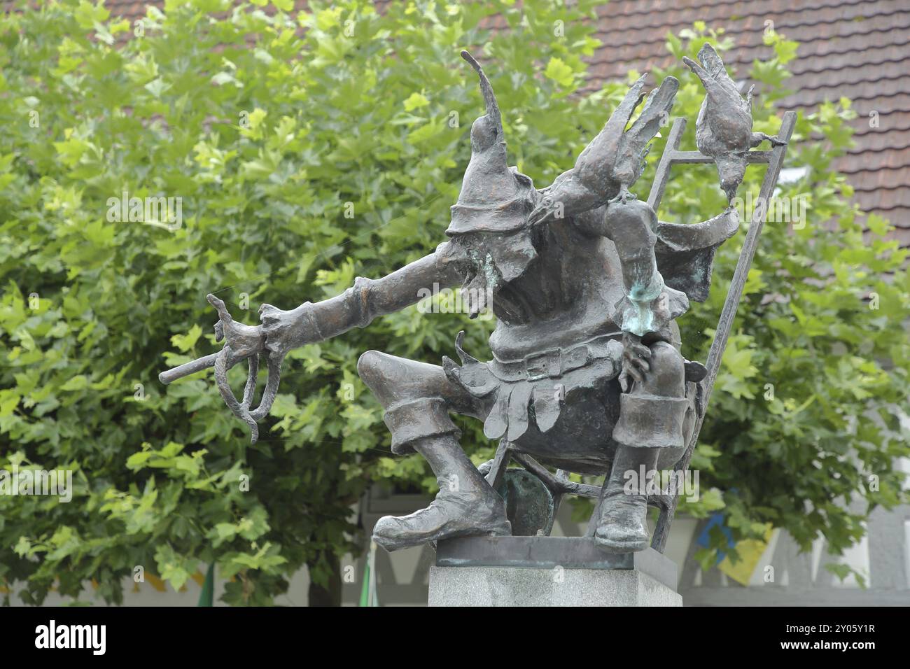 Fool's fountain by Gero Hellmuth 2010, sculpture, fool, bronze, sitting ...