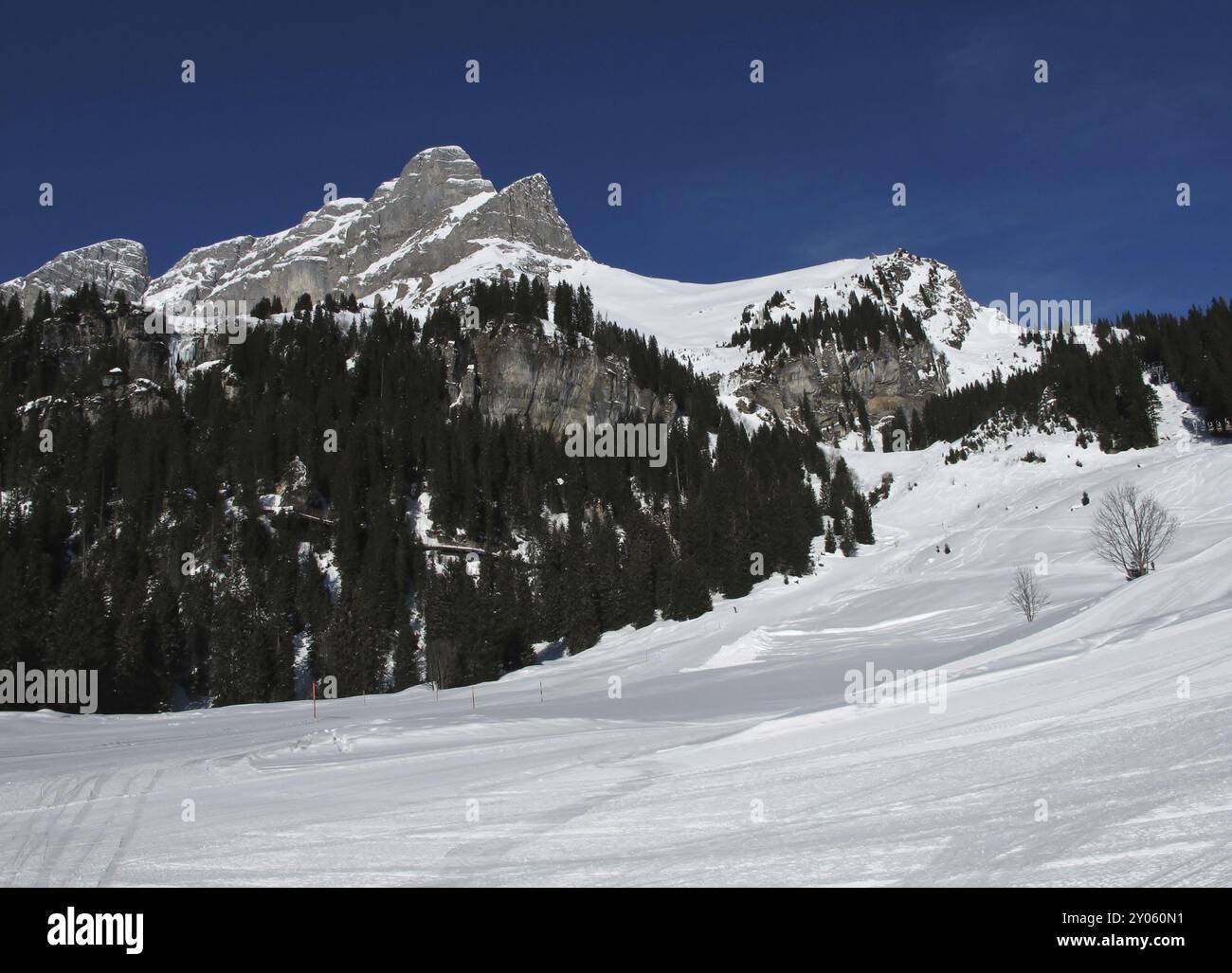 Empty deserted ski slopes hi-res stock photography and images - Alamy