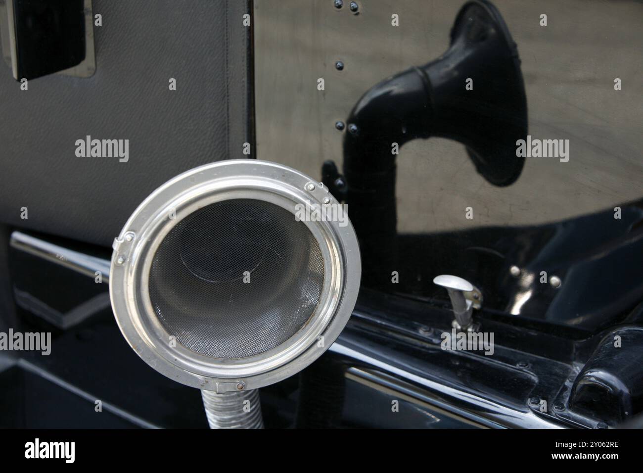 Horn of a classic car Stock Photo - Alamy