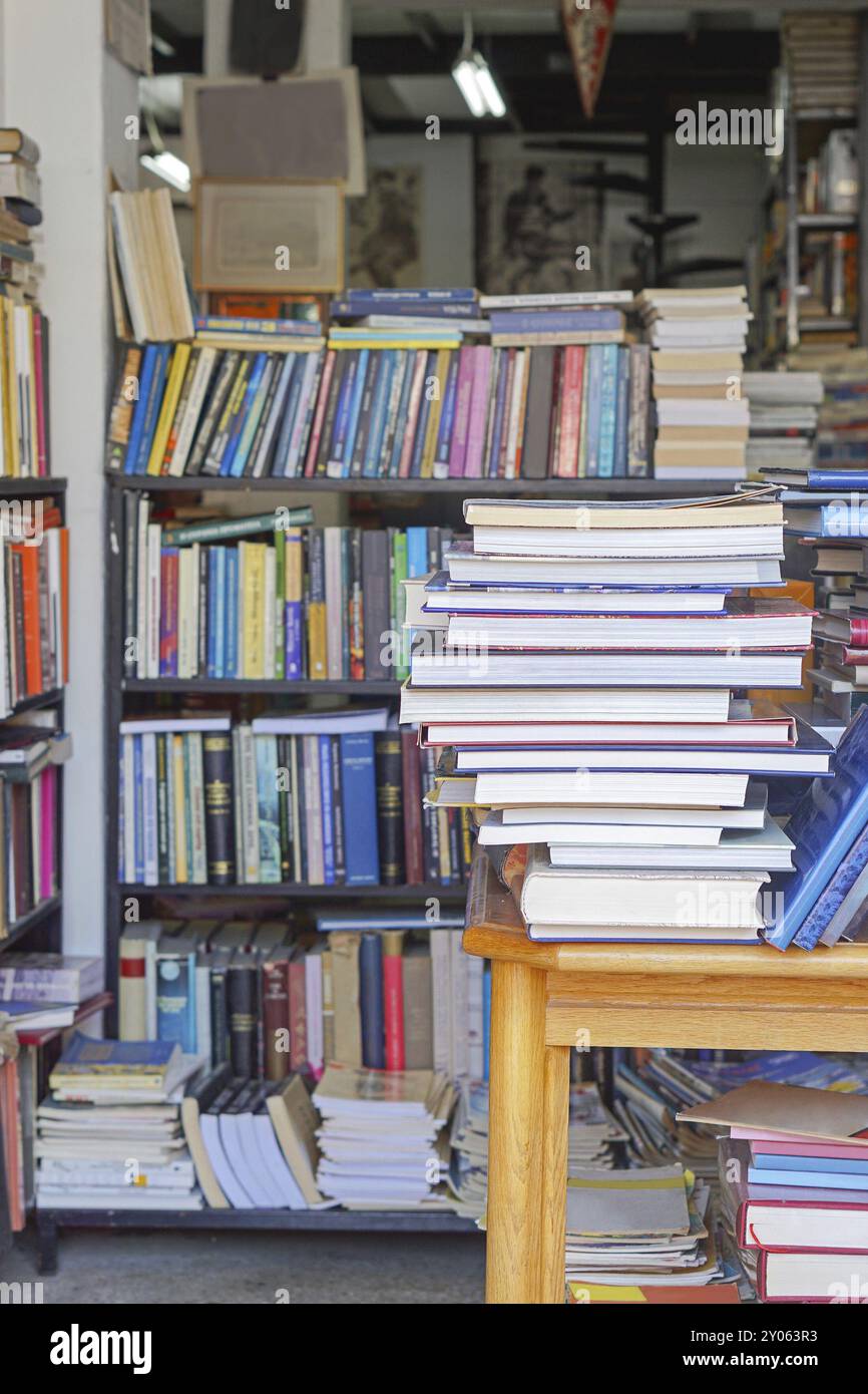 Big book piles hi-res stock photography and images - Alamy