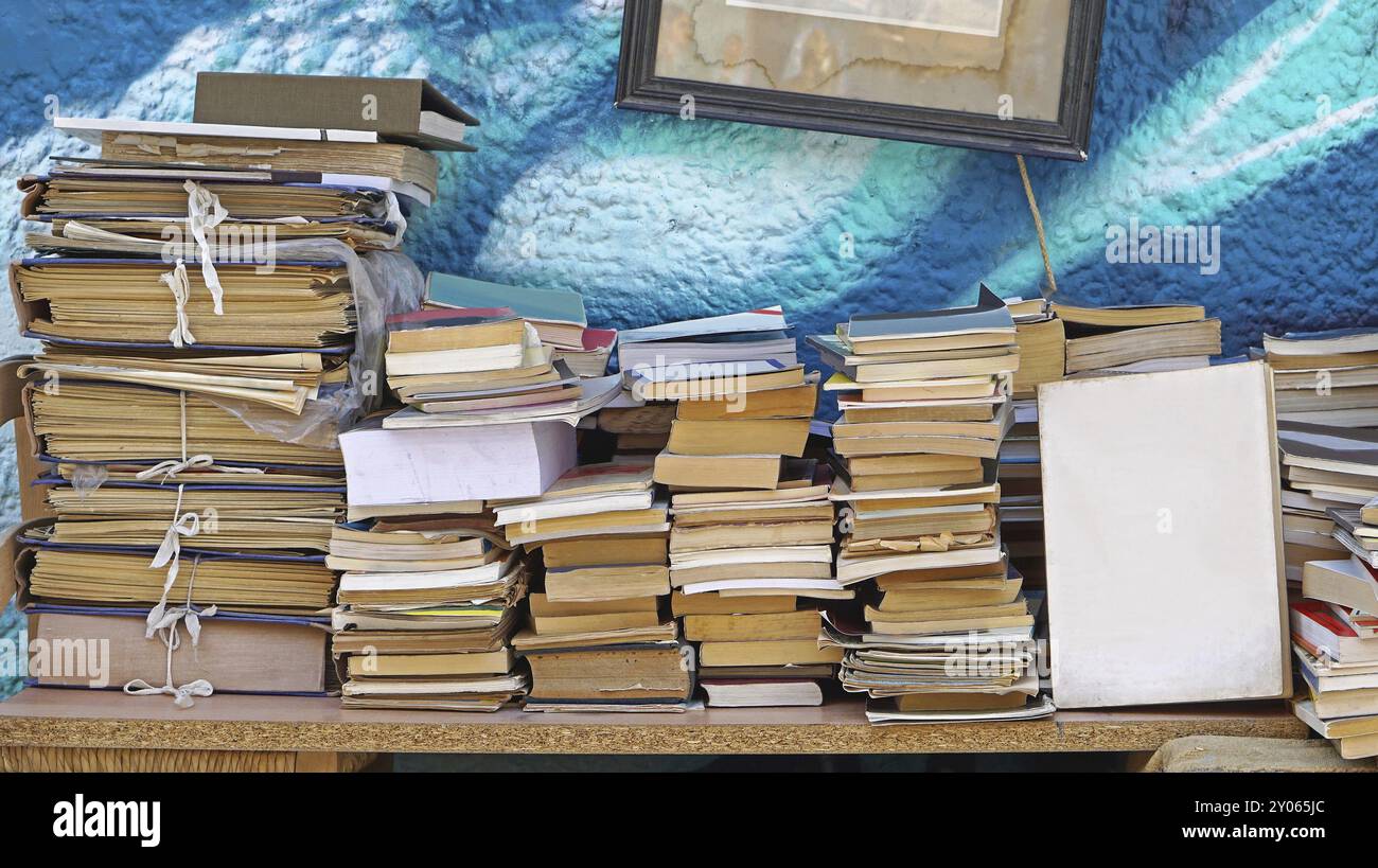 Second hand books at flea market stall Stock Photo - Alamy
