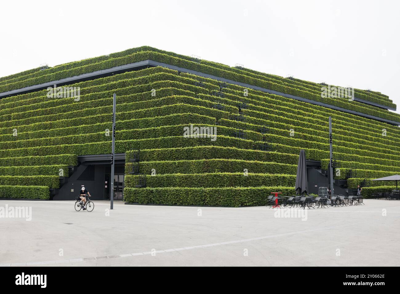 Koe-Bogen II office and commercial building, facade planted with ...