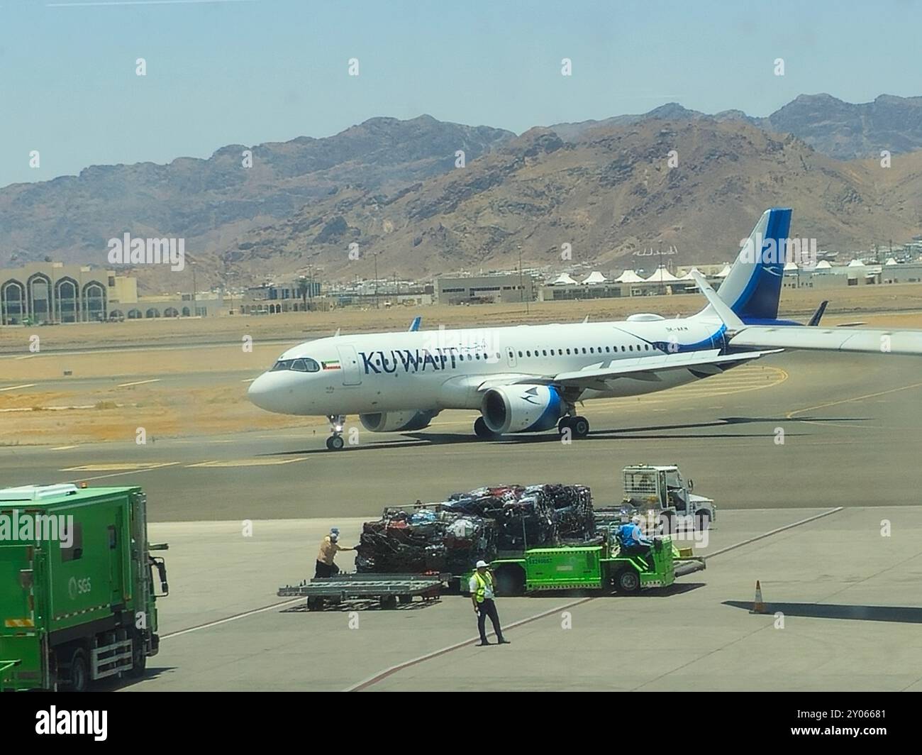 Kuwait airways plane hi-res stock photography and images - Alamy