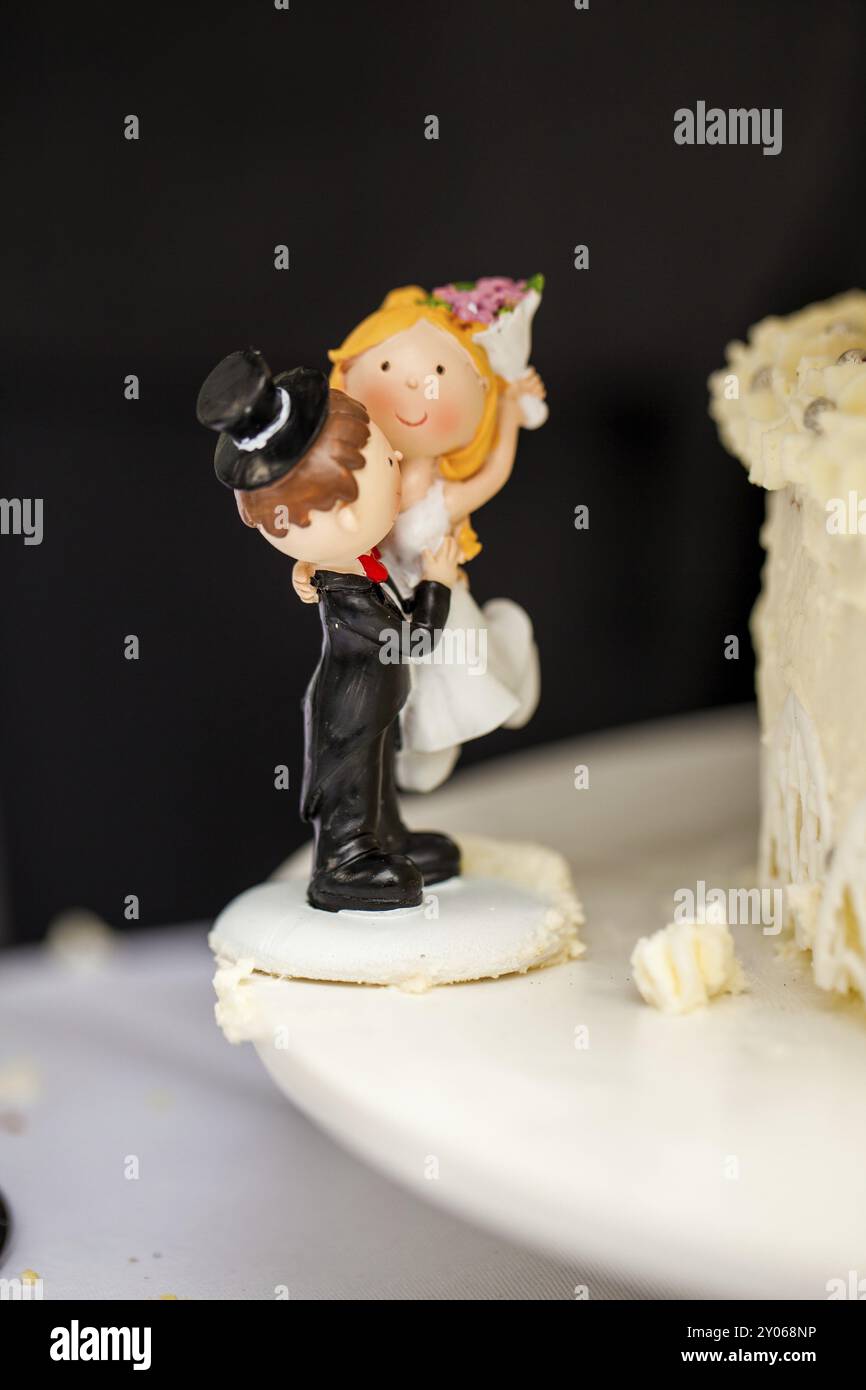 Cake figurine of a couple on a wedding cake Stock Photo - Alamy