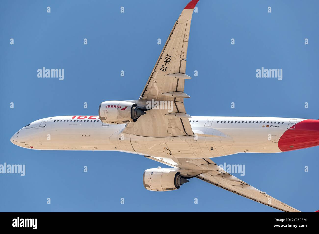 Airbus a350 cockpit hi-res stock photography and images - Alamy