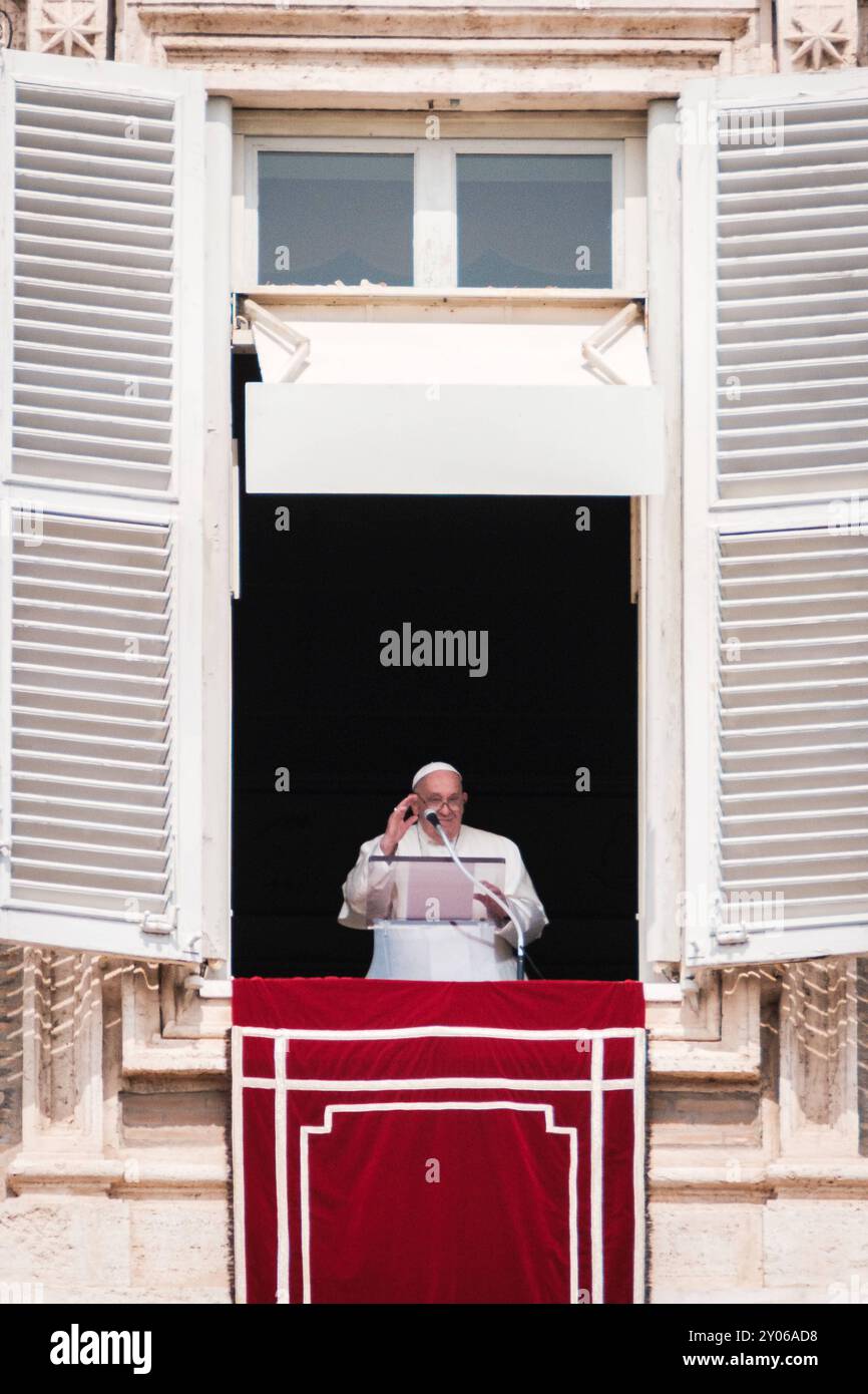 Pope Francis greet the crows from the window of the apostolic Palace ...