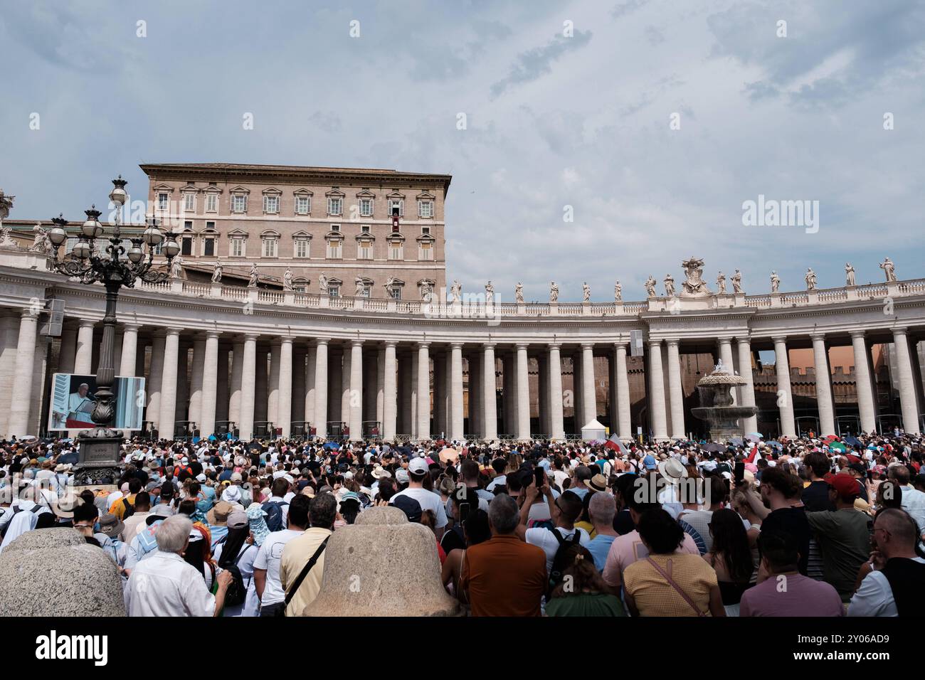 Pope Francis greet the crows from the window of the apostolic Palace ...