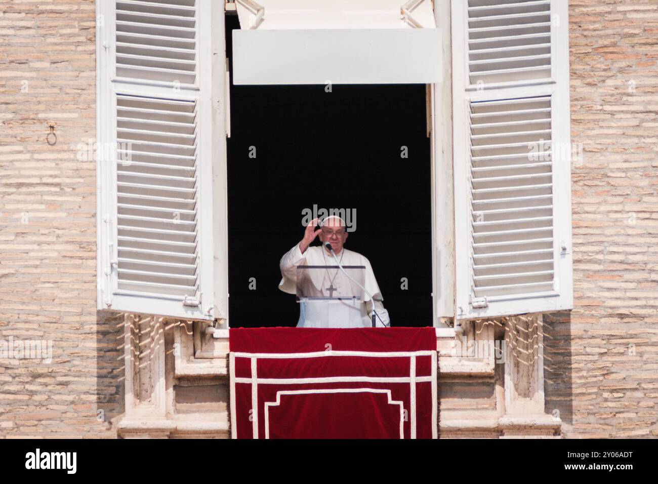 Pope Francis greet the crows from the window of the apostolic Palace ...