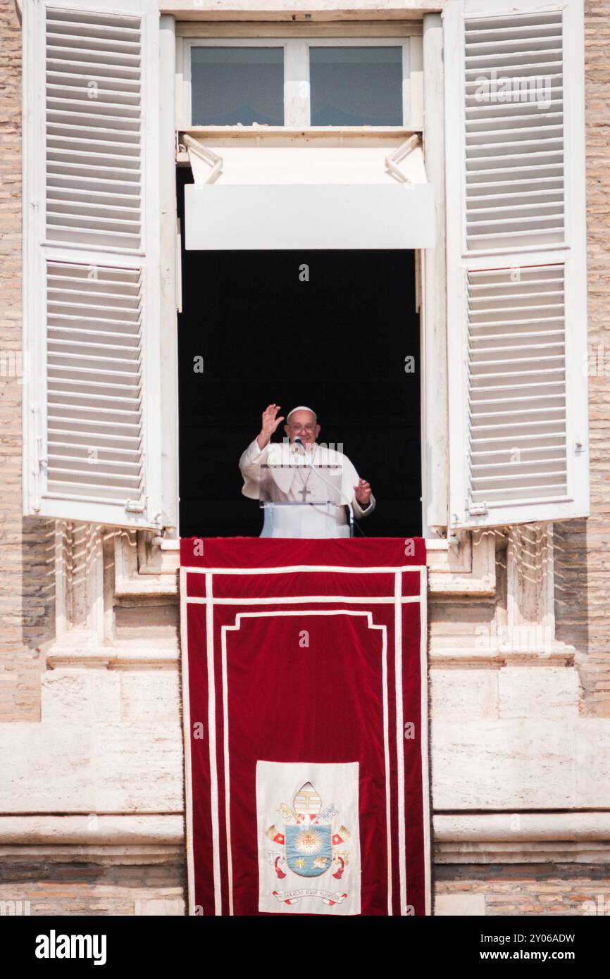 Pope Francis greet the crows from the window of the apostolic Palace ...