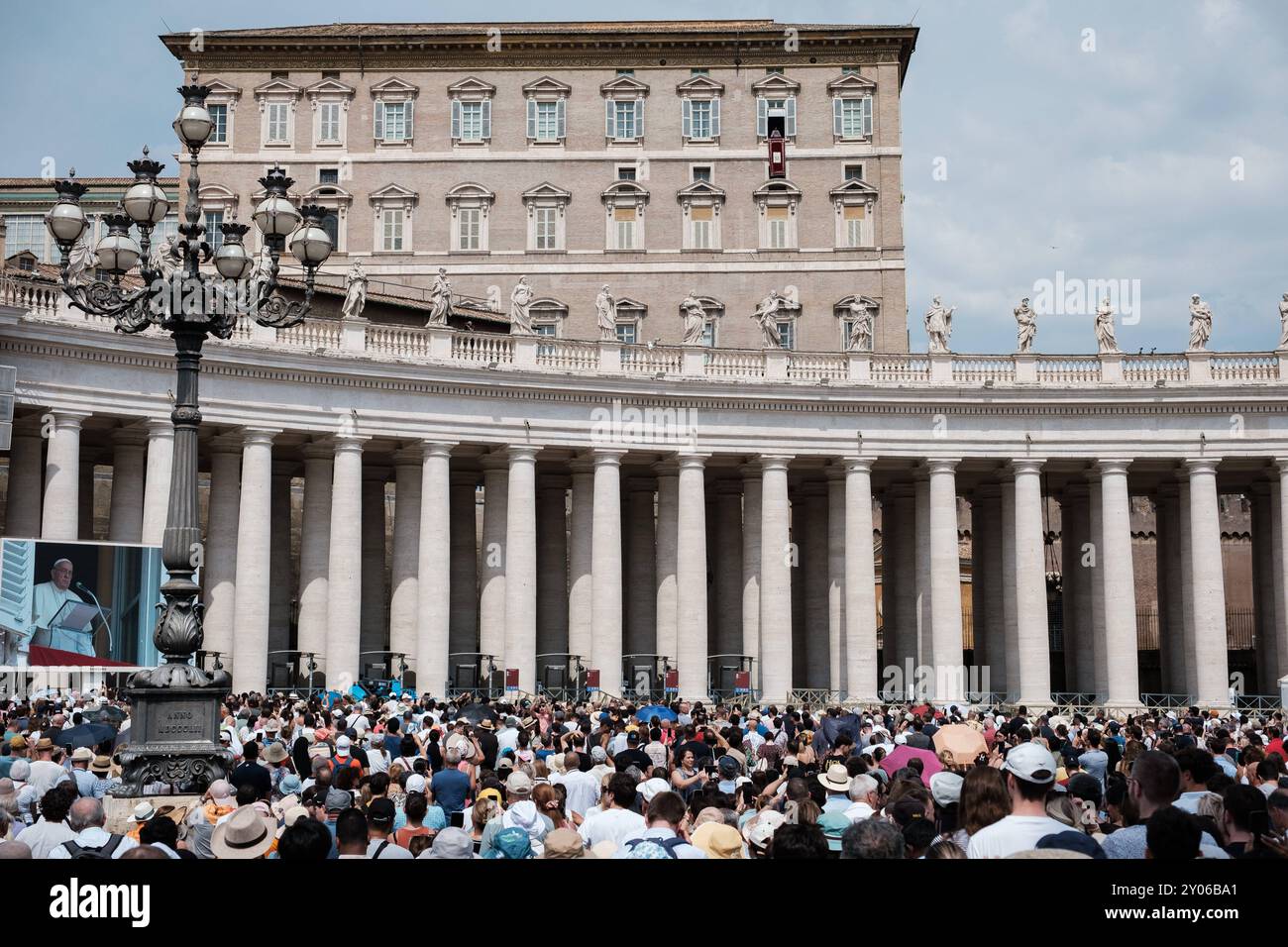 Pope Francis greet the crows from the window of the apostolic Palace ...