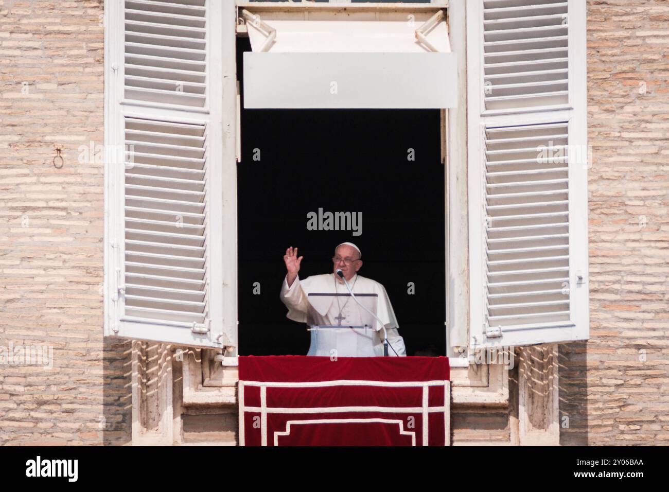 Pope Francis greet the crows from the window of the apostolic Palace ...