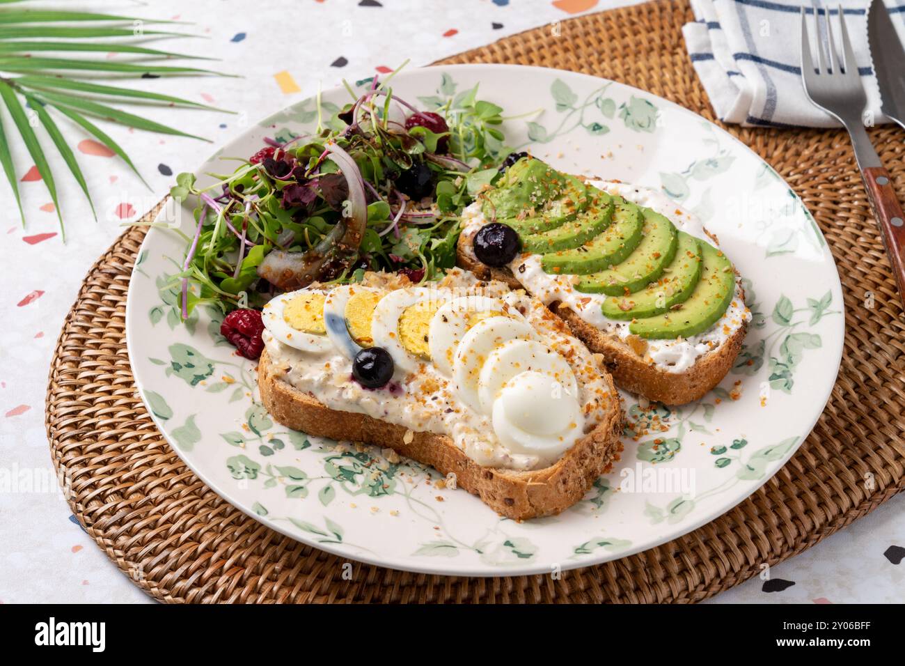 Open sandwich, sandwich, brunch, corn salad, chicken, avocado, beef ...