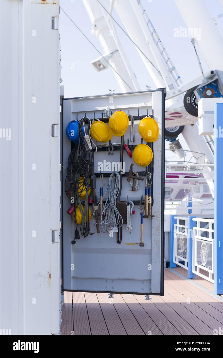 Ship mechanics hi-res stock photography and images - Alamy