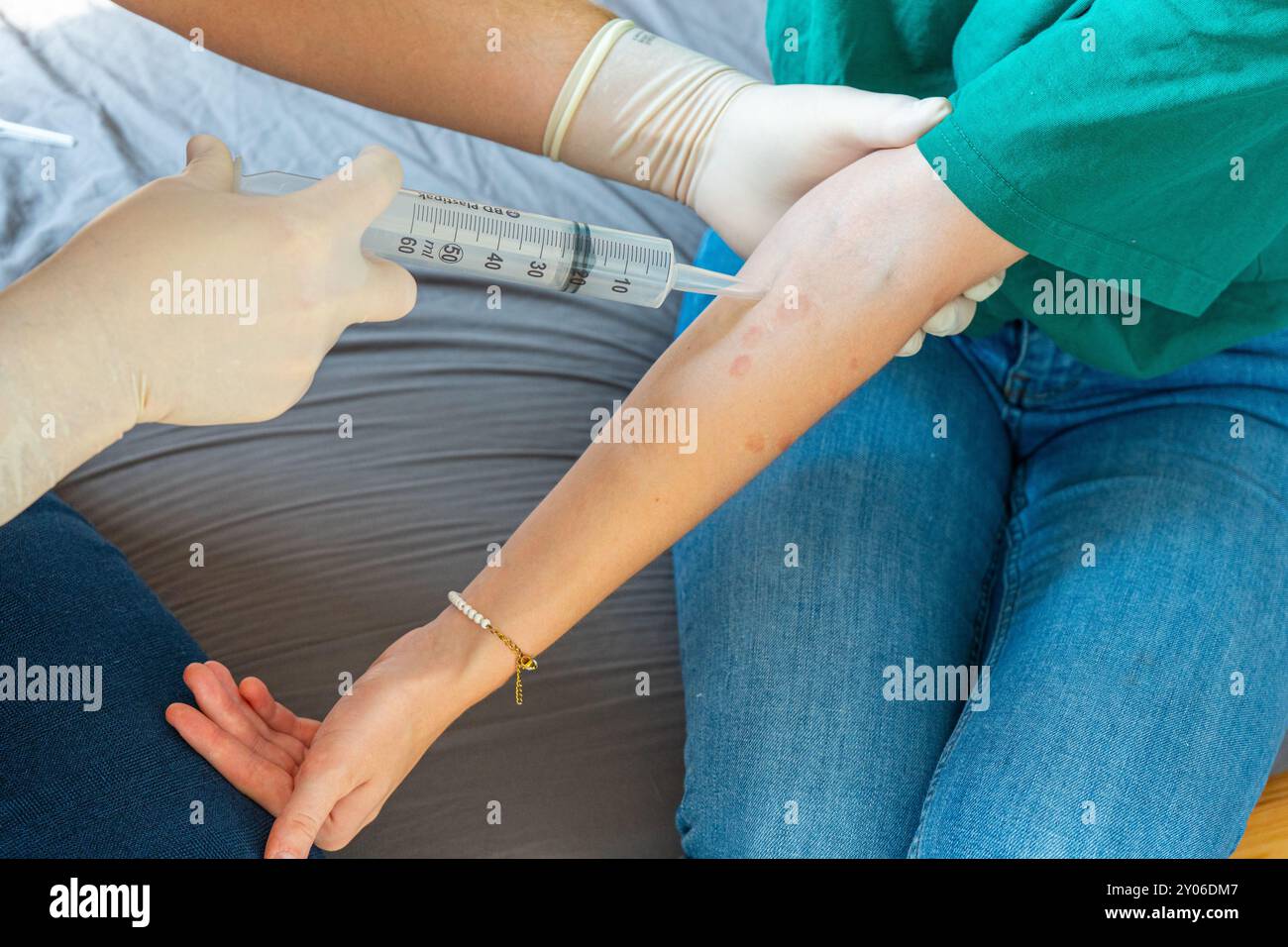 Woman without clothes hi-res stock photography and images - Alamy